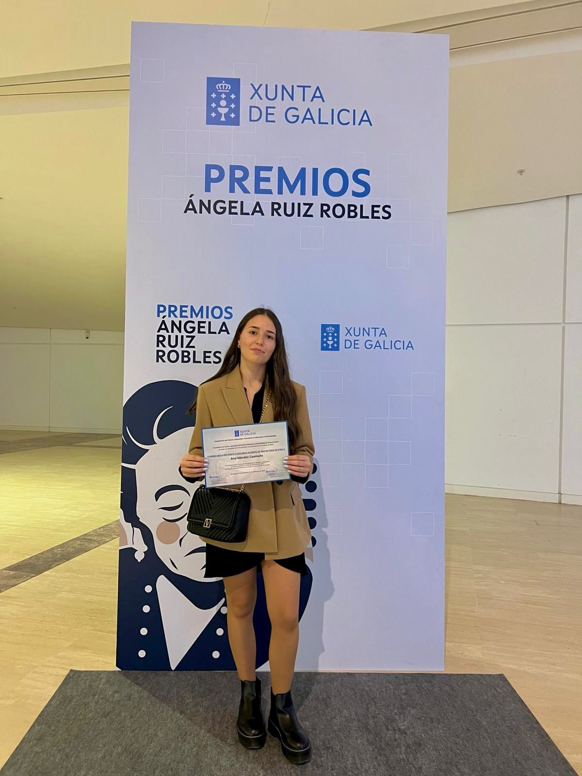 ALUMNA RECIBE UN PREMIO ÁNGELA RUIZ ROBLES